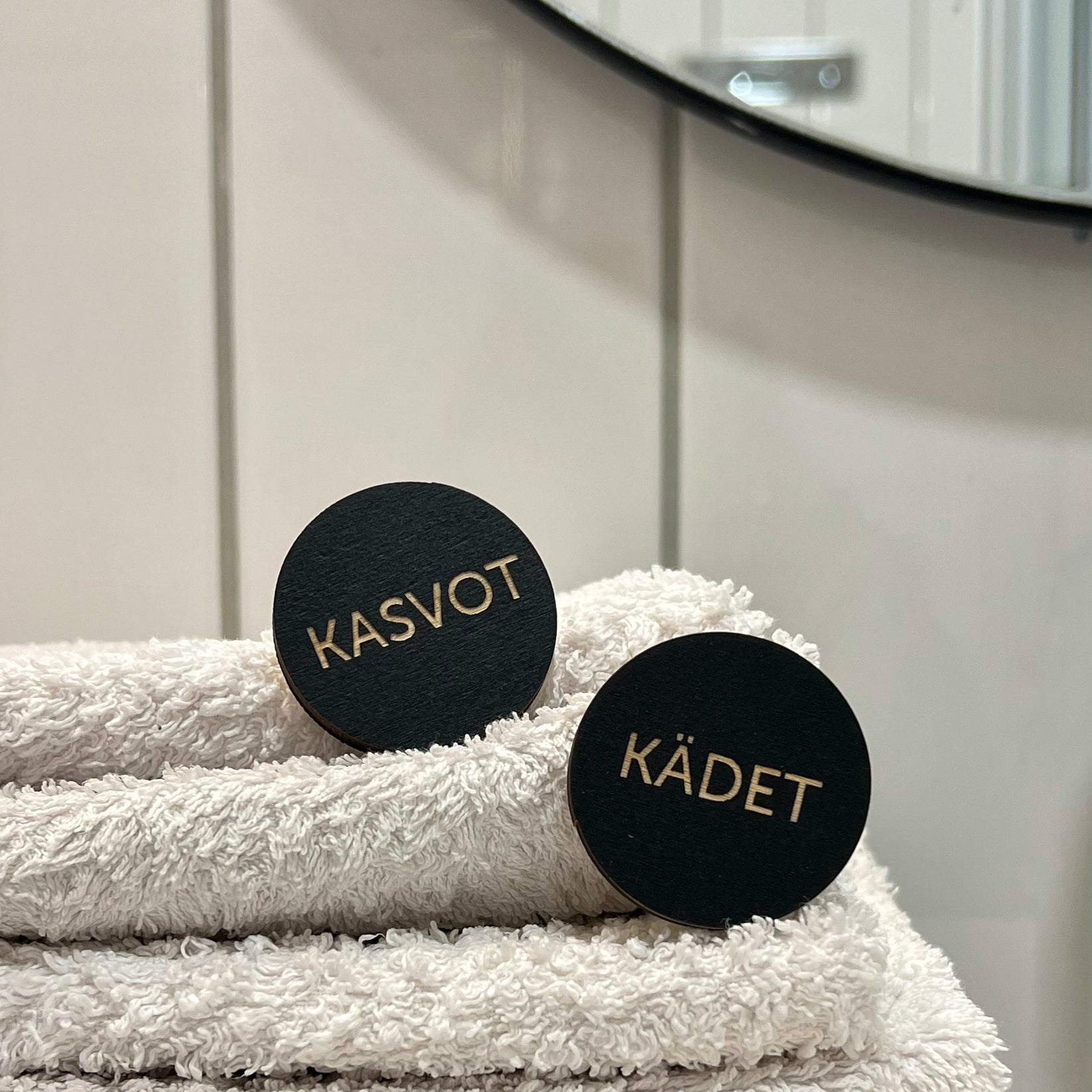 Pyyhemerkit: OMA TEKSTI, VIERAAT, KÄDET alk. 2,99€! - Tuotanto LPR:ssa – Eco Decor Oy